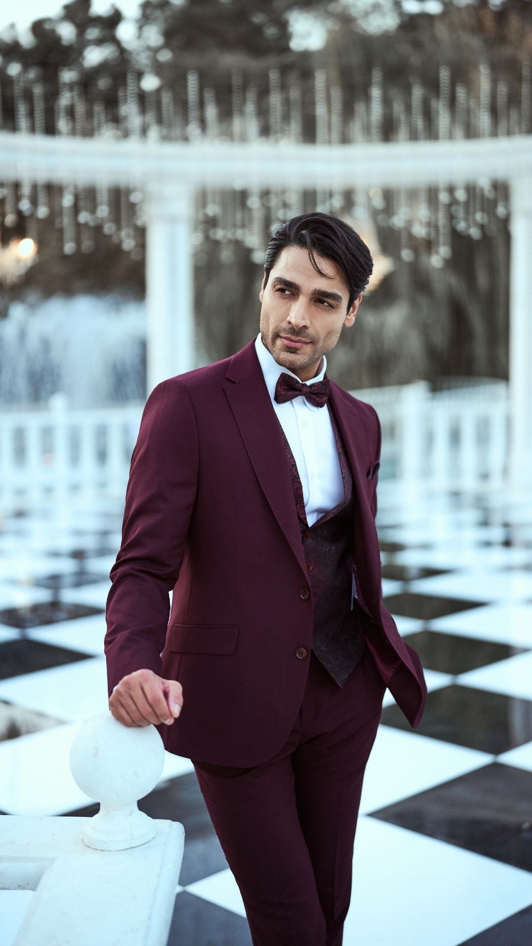 Eleganter Anzug in Bordeaux mit gemusterter Weste – Rada Fashion Group
